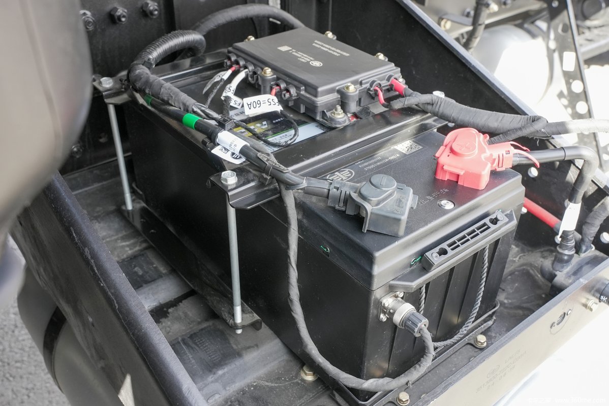 【图】一汽解放 J6V重卡 领航版 660马力 6X4 LNG自动档牵引车(液缓)(CA4250P66M26T1E6)_实拍图片_1994753_卡车之家