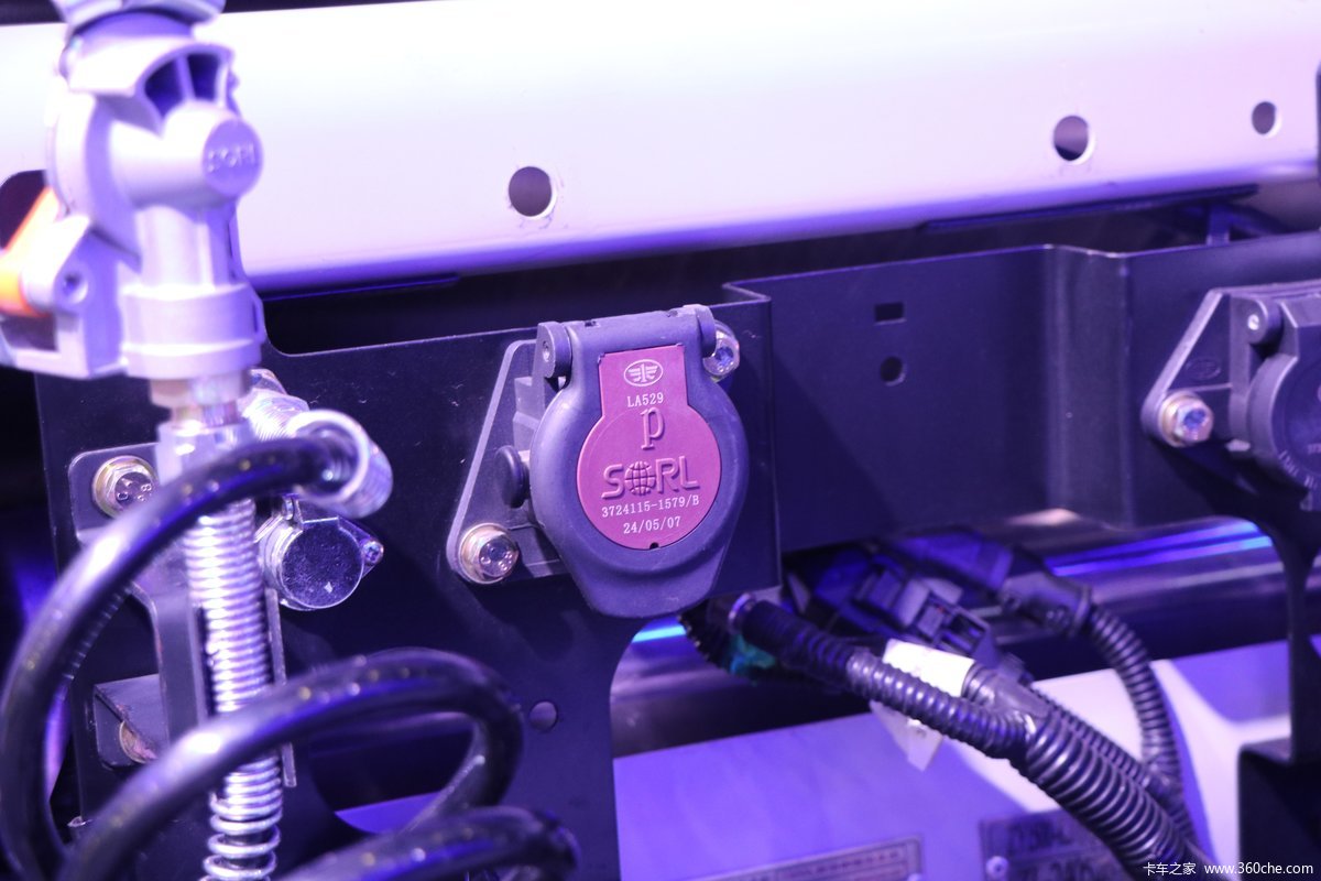 【图】一汽解放 J6V重卡 领航版 660马力 6X4 LNG自动档牵引车(液缓)(CA4250P66M26T1E6)_实拍图片_1999710_卡车之家