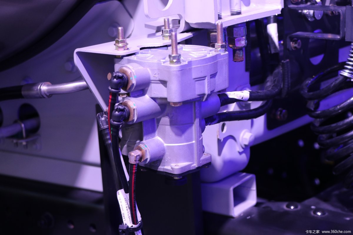 【图】一汽解放 J6V重卡 领航版 660马力 6X4 LNG自动档牵引车(液缓)(CA4250P66M26T1E6)_实拍图片_1999710_卡车之家