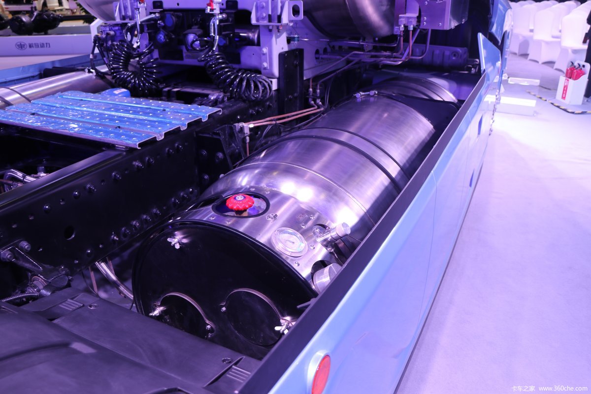 【图】一汽解放 J7重卡 创领版 600马力 6X4 LNG自动档牵引车(液缓)(CA4250P77M26T1A1E6)_实拍图片_1999950_卡车之家