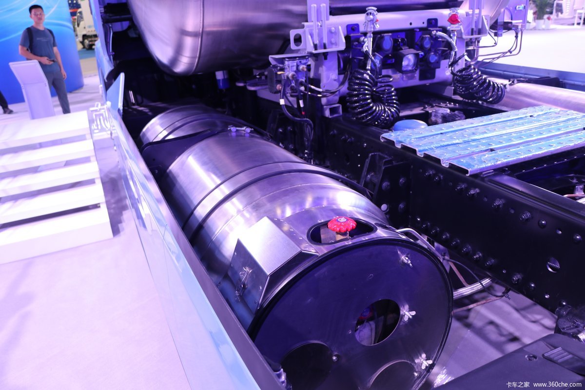 【图】一汽解放 J7重卡 创领版 600马力 6X4 LNG自动档牵引车(液缓)(CA4250P77M26T1A1E6)_实拍图片_2000061_卡车之家