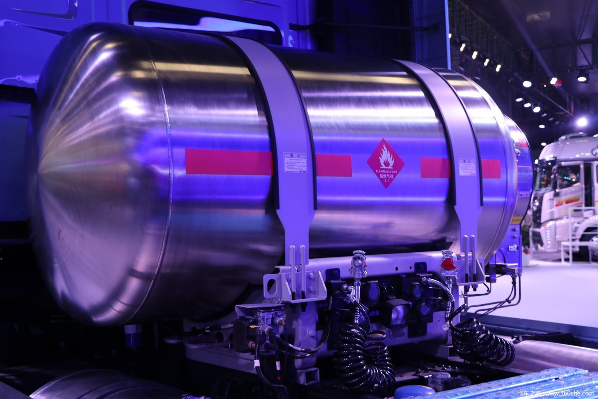 【图】一汽解放 J7重卡 创领版 600马力 6X4 LNG自动档牵引车(液缓)(CA4250P77M26T1A1E6)_实拍图片_2000061_卡车之家