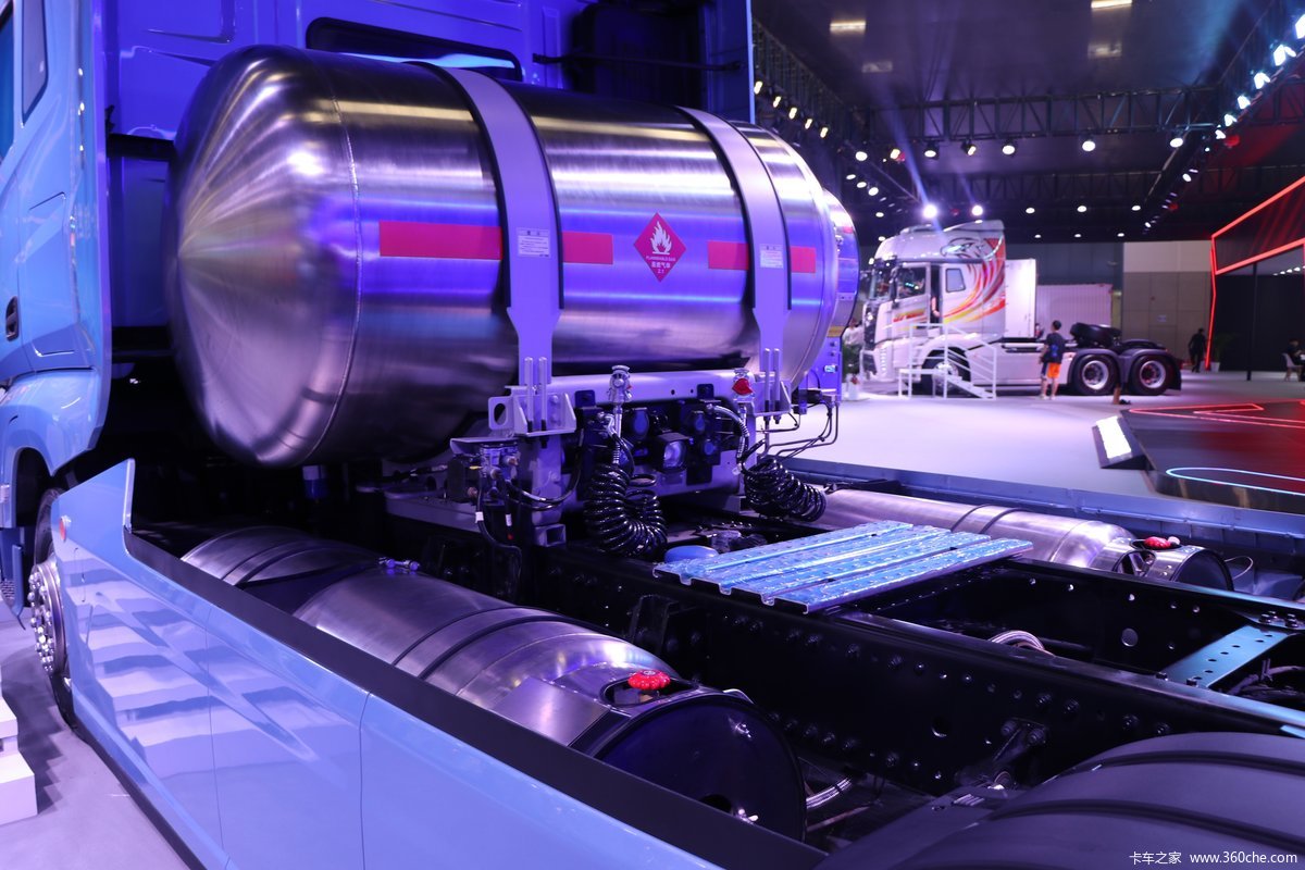 【图】一汽解放 J7重卡 创领版 600马力 6X4 LNG自动档牵引车(液缓)(CA4250P77M26T1A1E6)_实拍图片_2000061_卡车之家