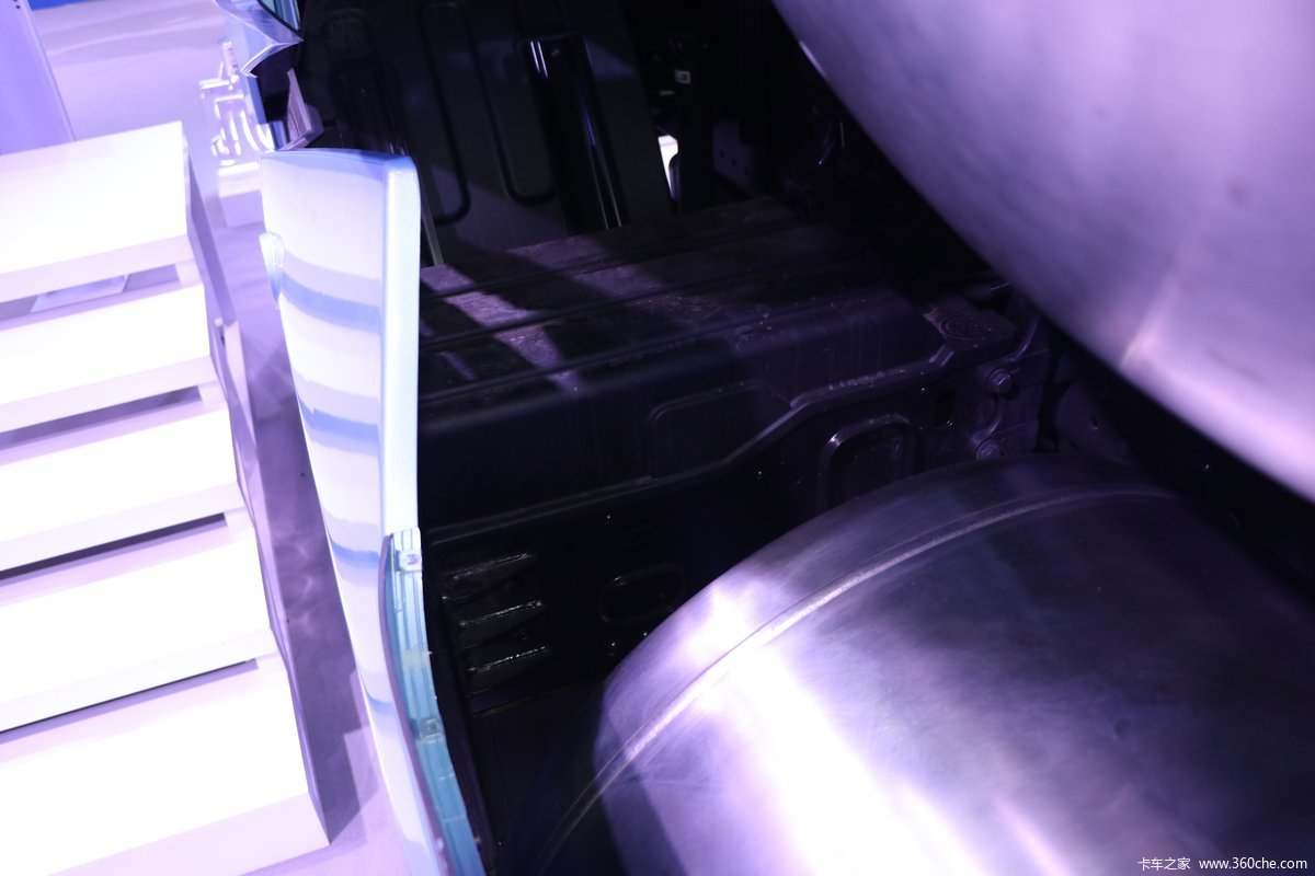 【图】一汽解放 J7重卡 创领版 600马力 6X4 LNG自动档牵引车(液缓)(CA4250P77M26T1A1E6)_实拍图片_2000077_卡车之家