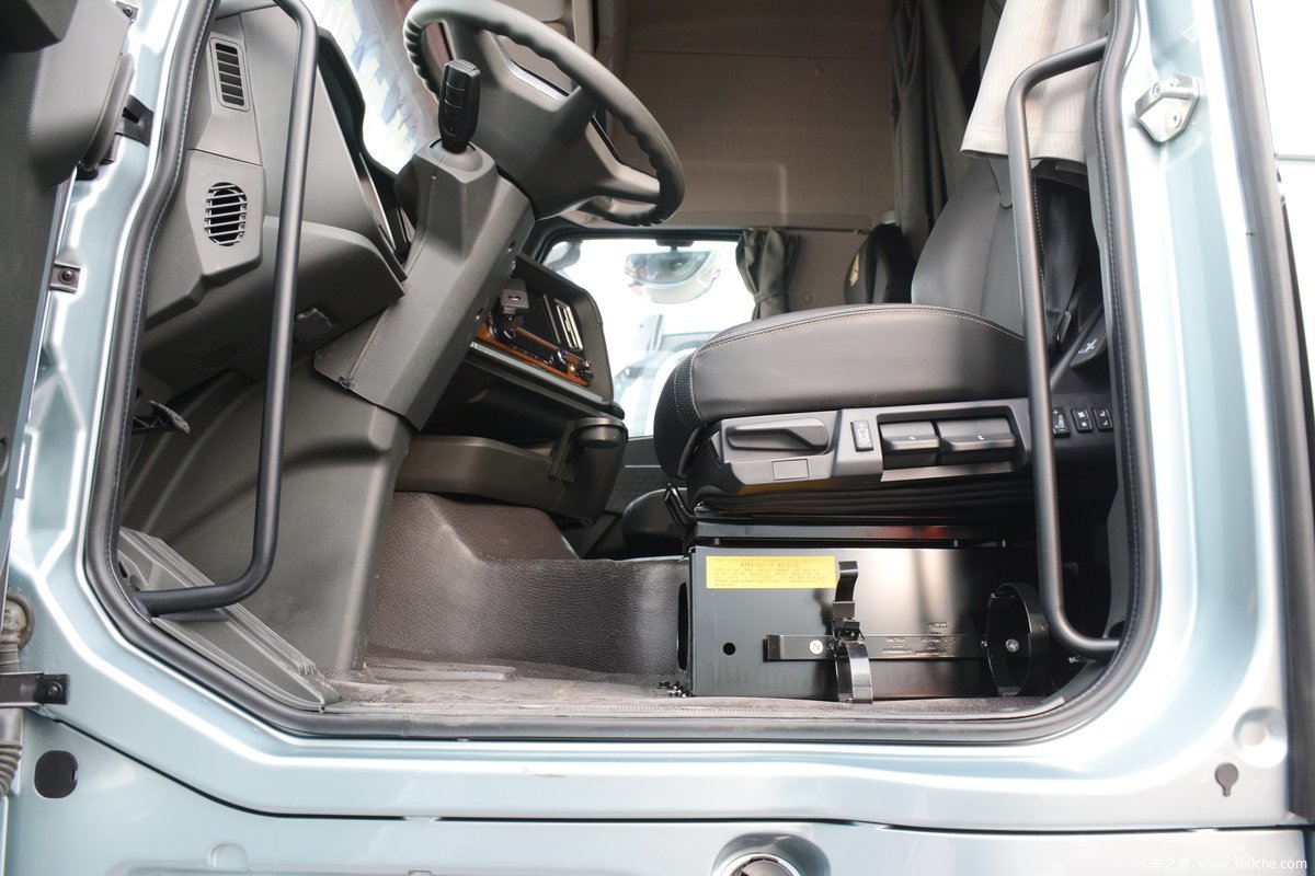 【图】中国重汽 HOWO TH7-N重卡 540马力 6X4 AMT自动档牵引车(ZZ4257V324HF1H)_实拍图片_2012894_卡车之家