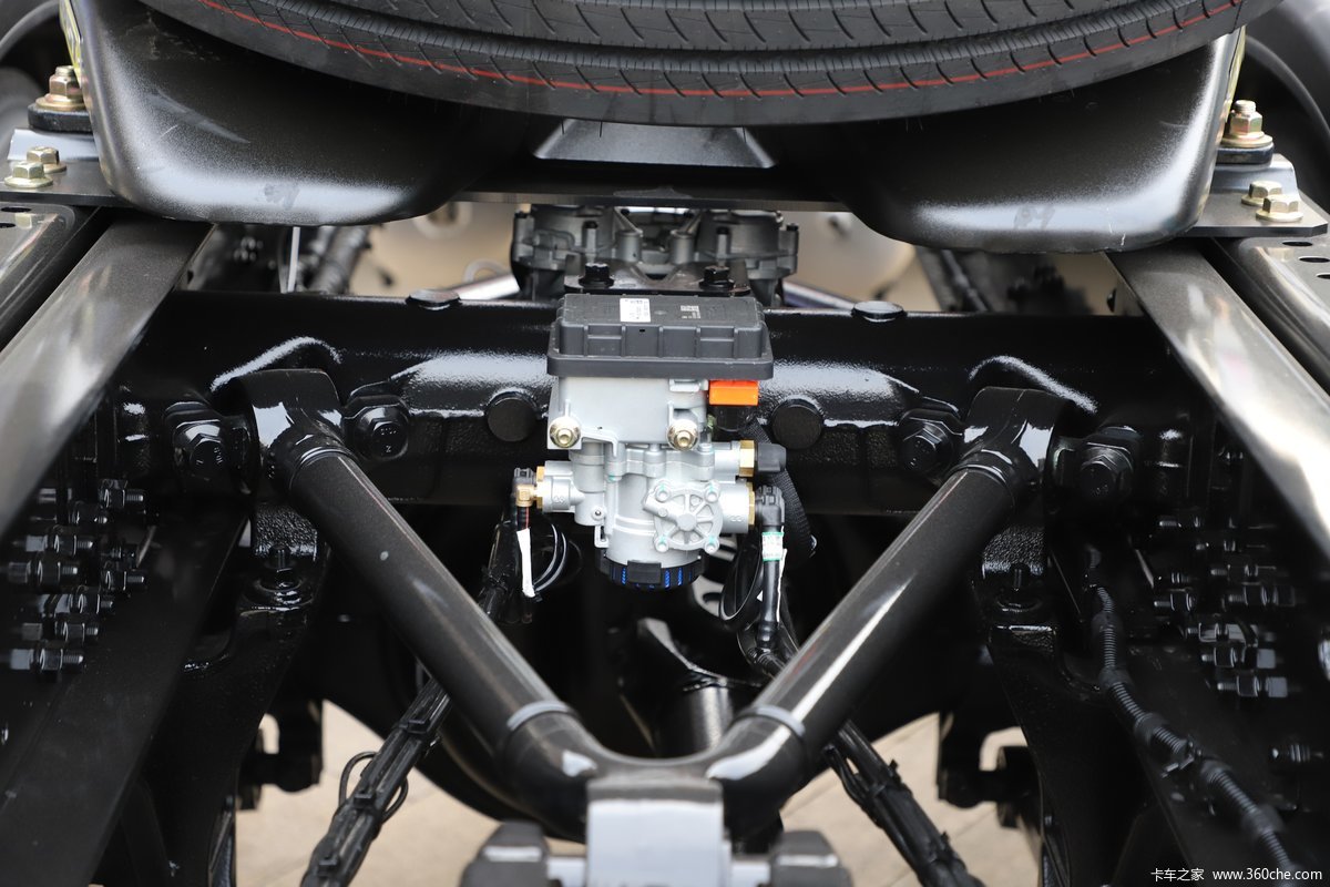 【图】青岛解放 新JH6重卡 660马力 6X4 LNG自动档牵引车(CA4250P25K2T1NE6A81)_实拍图片_2015336_卡车之家