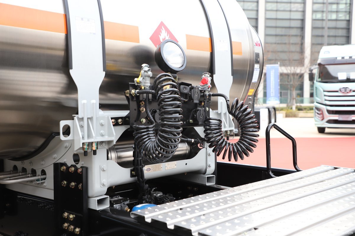 【图】青岛解放 新JH6重卡 660马力 6X4 LNG自动档牵引车(CA4250P25K2T1NE6A81)_实拍图片_2015334_卡车之家