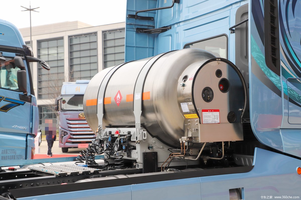 【图】一汽解放 J7重卡 创领版 新四季款 600马力 6X4 LNG自动档牵引车(液缓)(CA4250P77M26T1E6)_实拍图片_2015536_卡车之家
