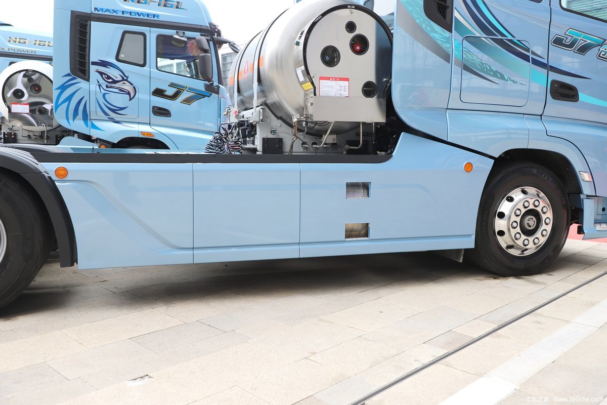 【图】一汽解放 J7重卡 创领版 新四季款 600马力 6X4 LNG自动档牵引车(液缓)(CA4250P77M26T1E6)_实拍图片_2015536_卡车之家