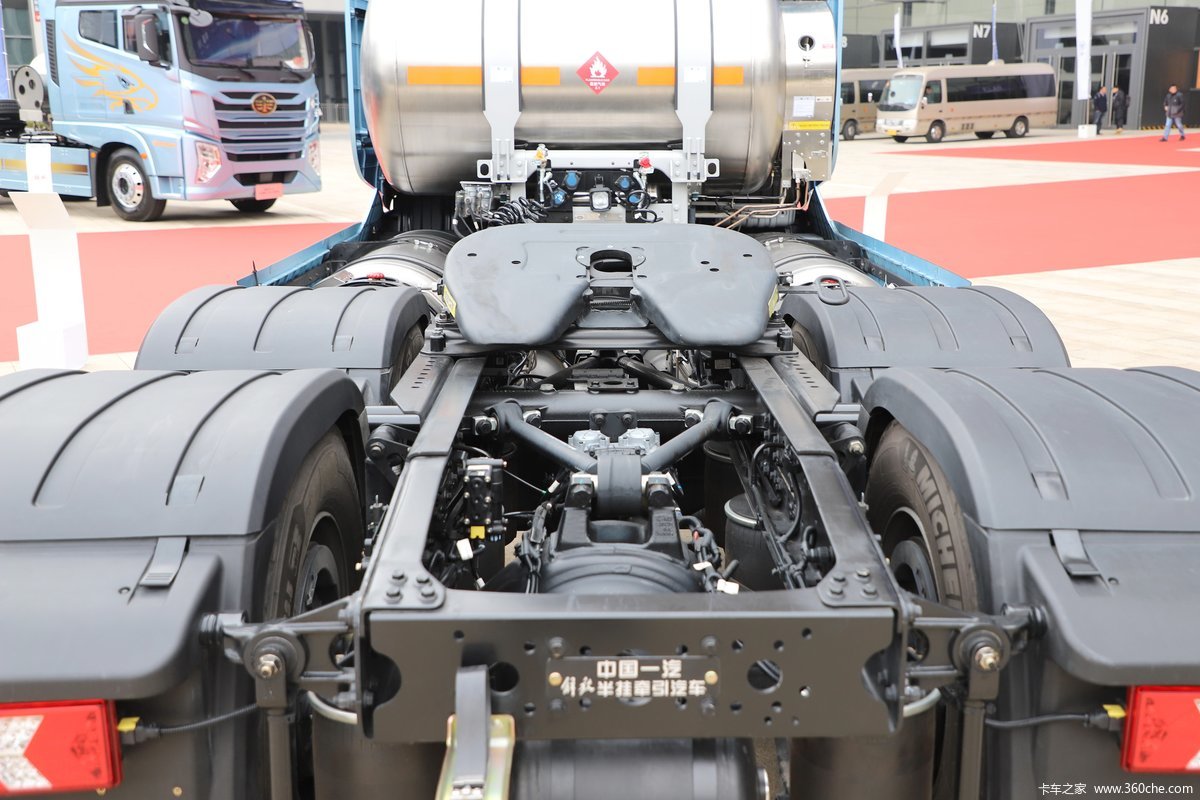 【图】一汽解放 J7重卡 创领版 新四季款 600马力 6X4 LNG自动档牵引车(液缓)(CA4250P77M26T1E6)_实拍图片_2015525_卡车之家