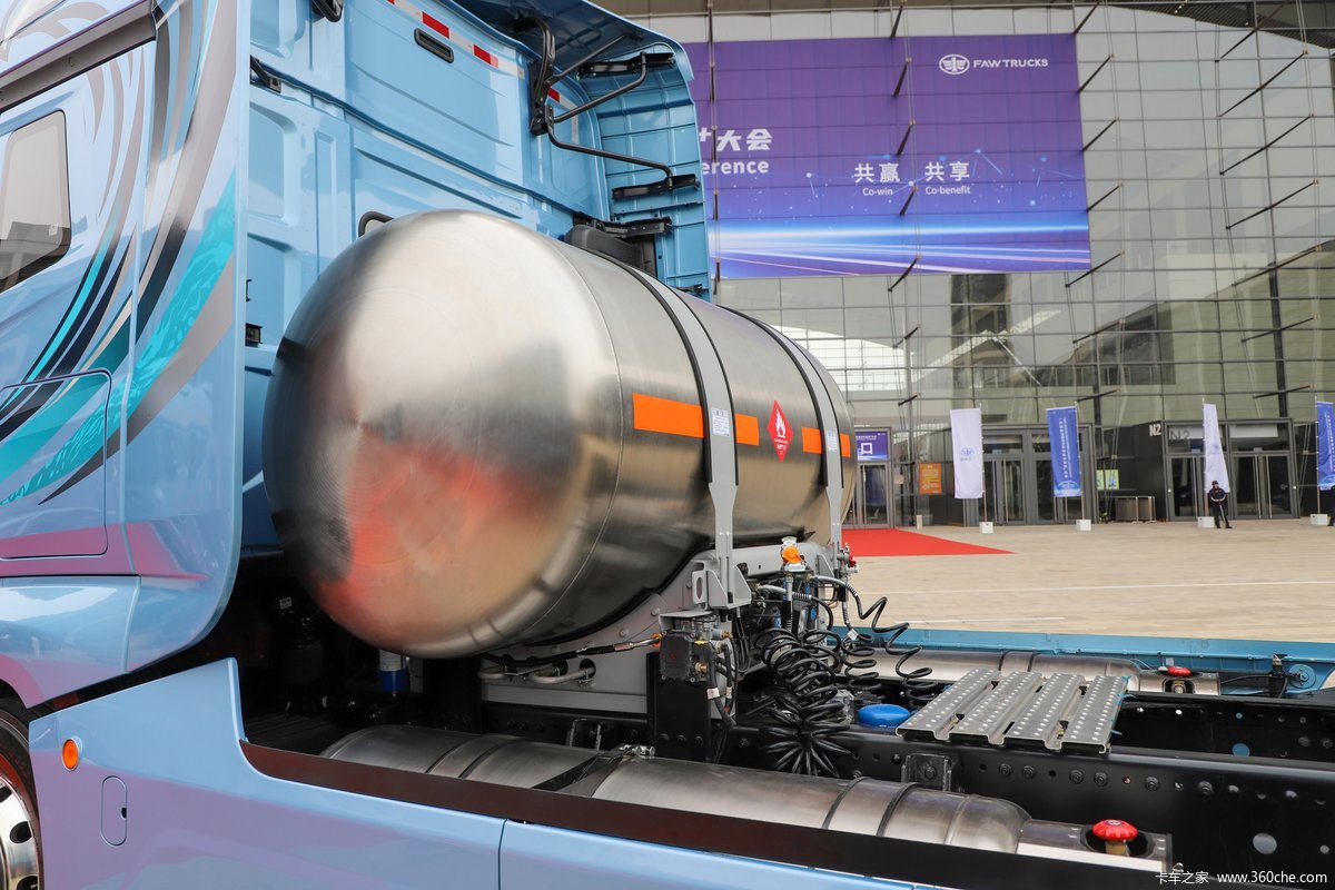 【图】一汽解放 J7重卡 创领版 新四季款 600马力 6X4 LNG自动档牵引车(液缓)(CA4250P77M26T1E6)_实拍图片_2015531_卡车之家