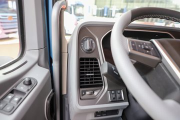 【图】一汽解放 J7重卡 660马力 6X4 LNG自动档牵引车(CA4250P77M26T1E6)_实拍图片_2015612_卡车之家