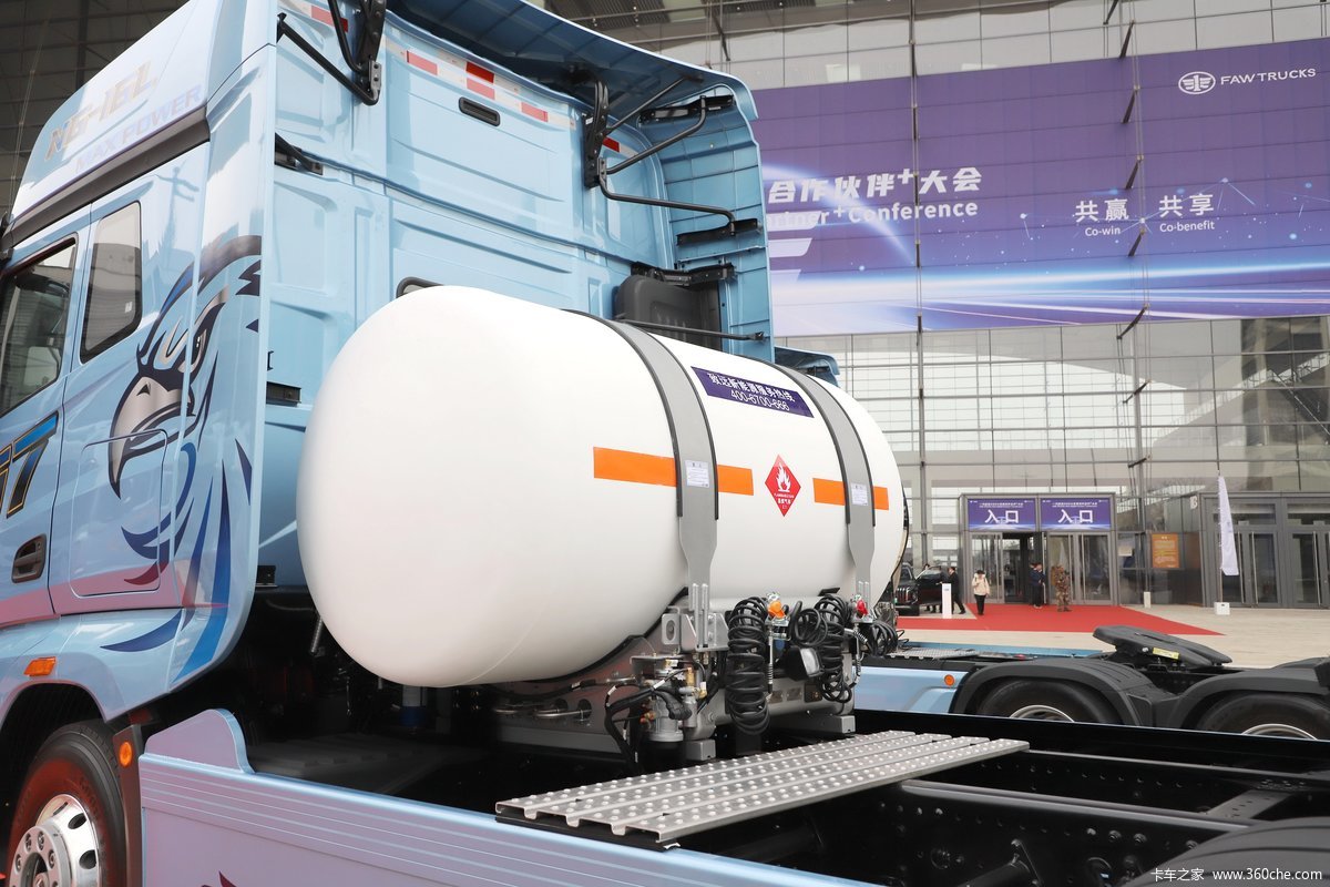 【图】一汽解放 J7重卡 660马力 6X4 LNG自动档牵引车(CA4250P77M26T1E6)_实拍图片_2015639_卡车之家