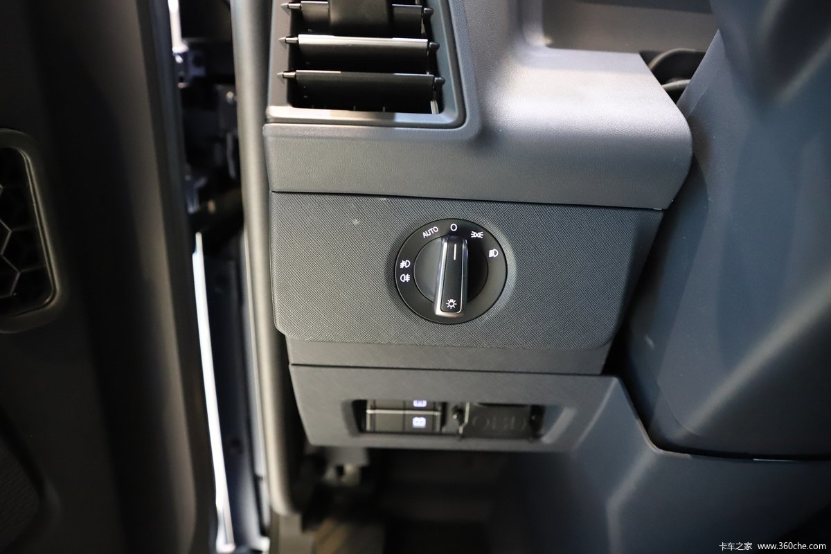 【图】青岛解放 新JH6 600马力 8X4 9.5米AMT自动档仓栅式载货车(CA5320CCYP25K15L7T4E6A80)_实拍图片_2016995_卡车之家