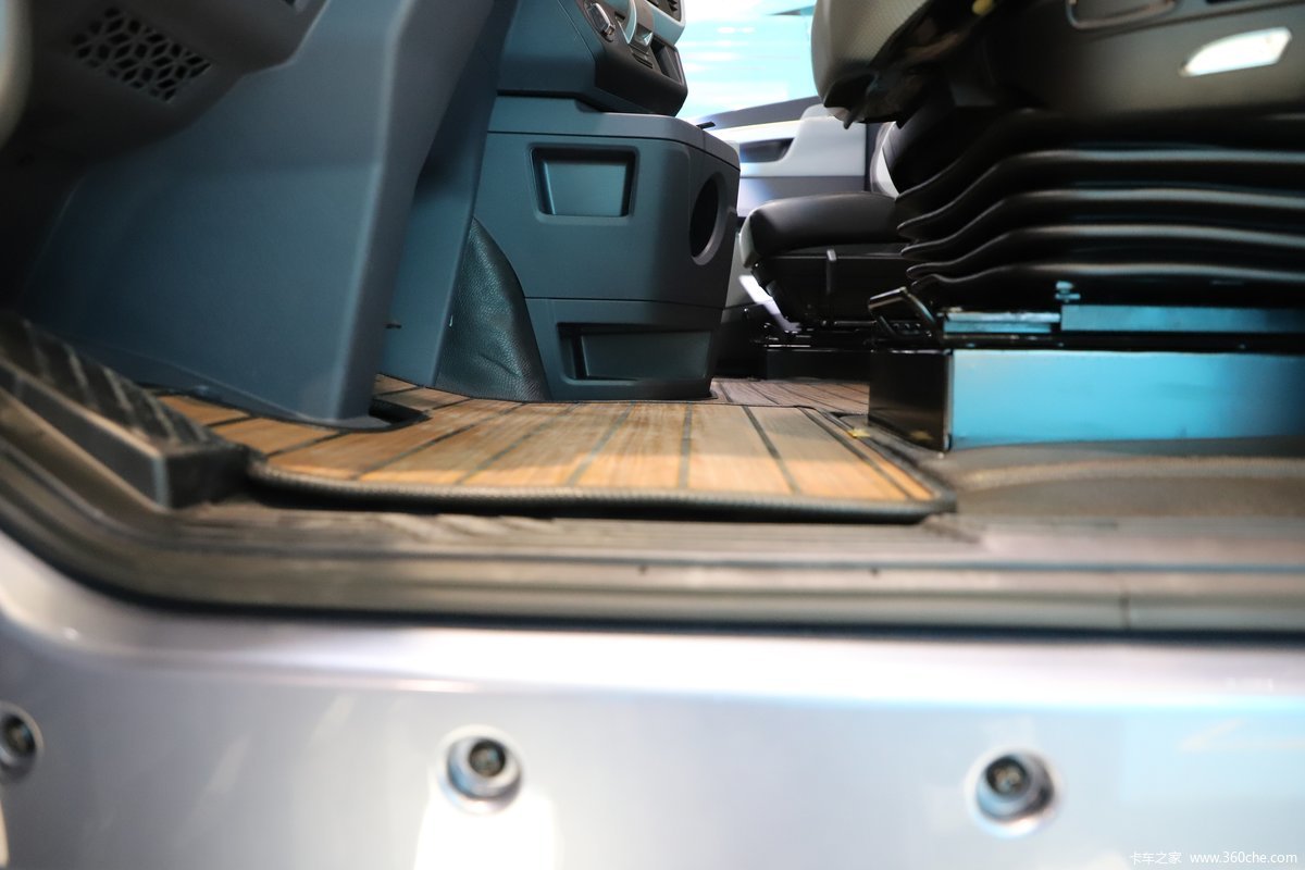 【图】青岛解放 新JH6 600马力 8X4 9.5米AMT自动档仓栅式载货车(CA5320CCYP25K15L7T4E6A80)_实拍图片_2016993_卡车之家